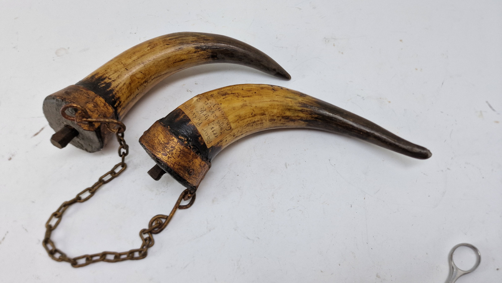 Aus Nachlass -1 Paar antike Pulverhörner von 1837 - eGun